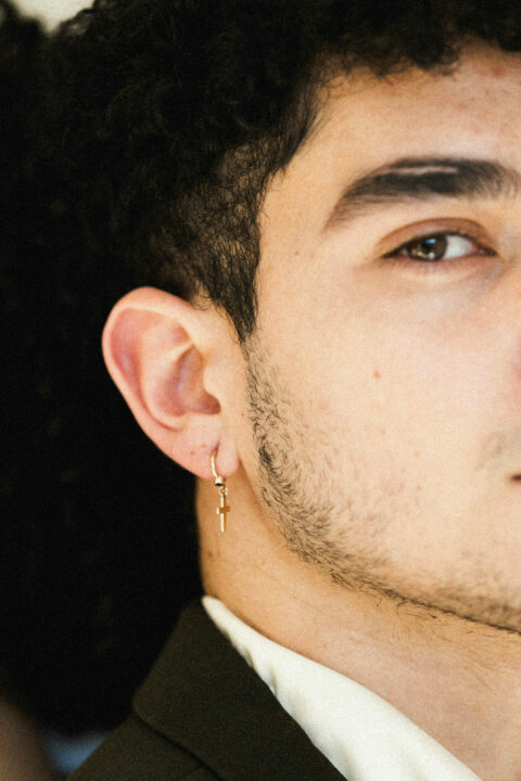 Le piercing oreille homme a toujours la cote